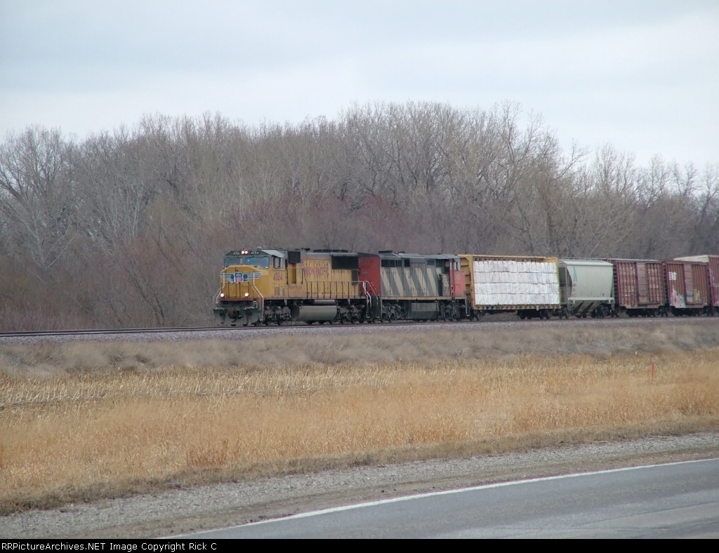 UP 4084 Heads WB With Help From CN 2401
